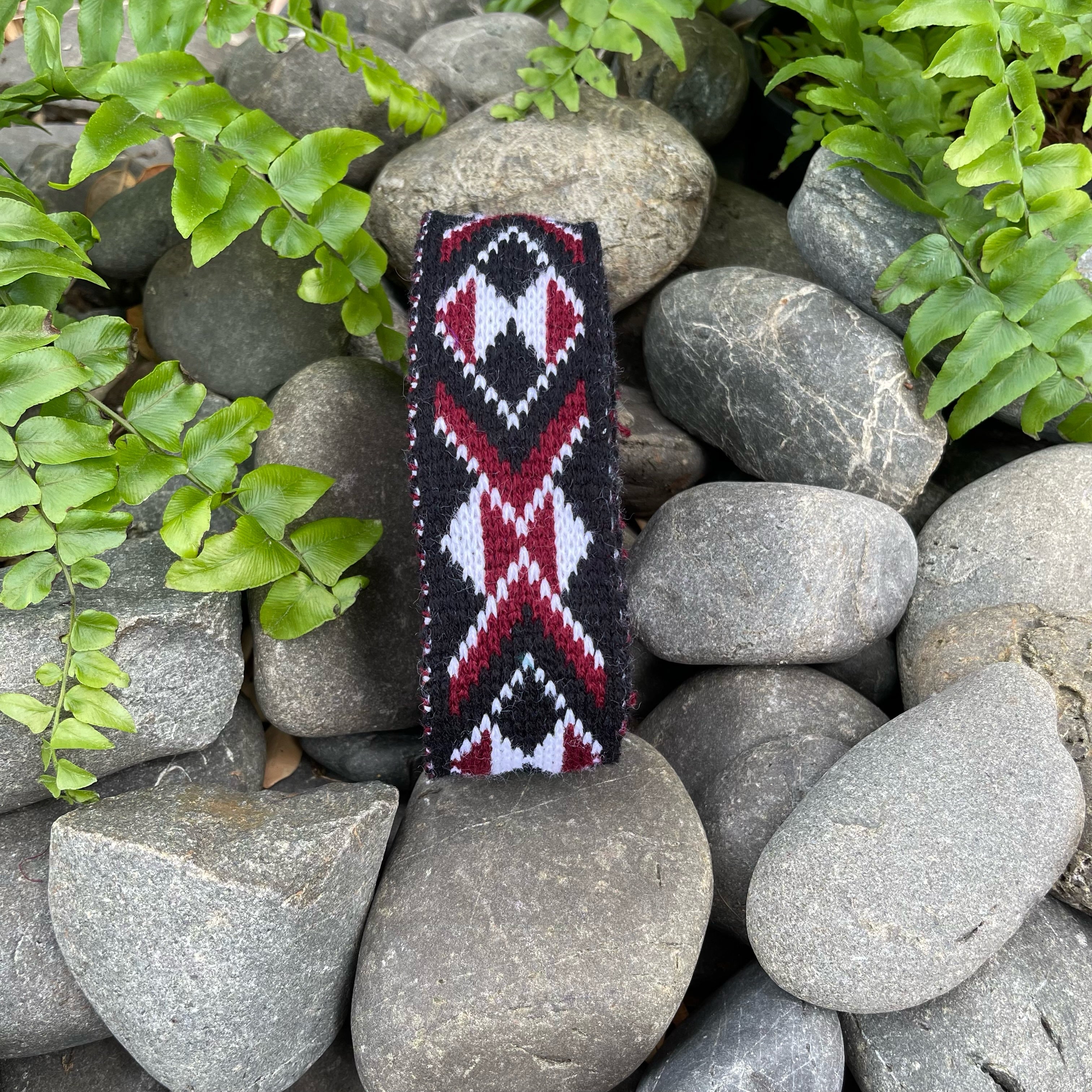 Maroon Pātiki – Tarati Design